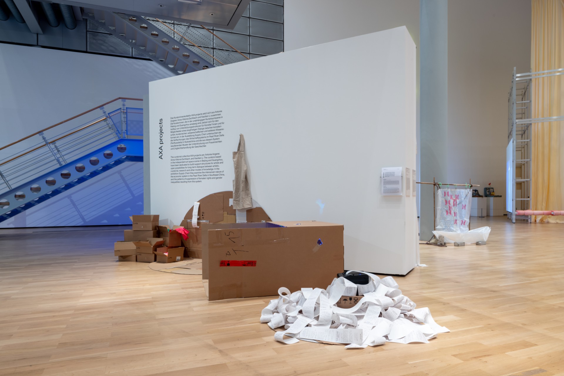 圍群 Monument of Apron — mariemadonna.com